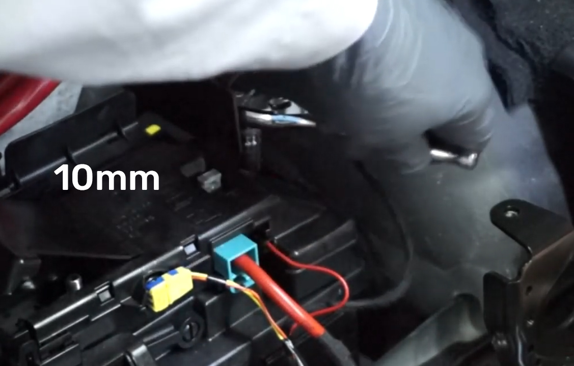 How to replace the car battery on a Volvo V90 Cross Country - Car ...